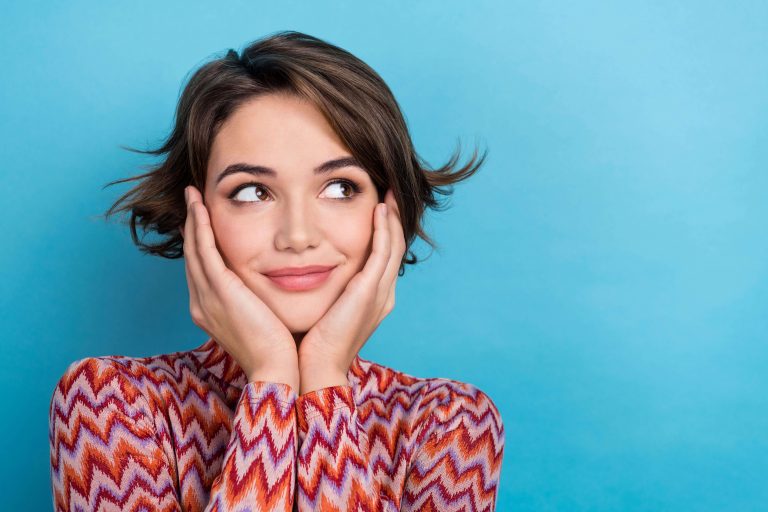 Injections d'acide Hyaluronique pour joues creuses et pommettes