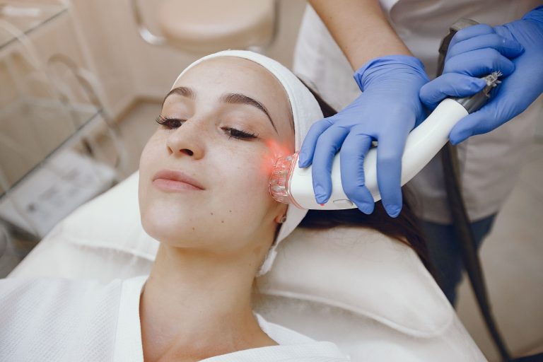 Effacer les cicatrices d'acné par laser : solution efficace pour les ...