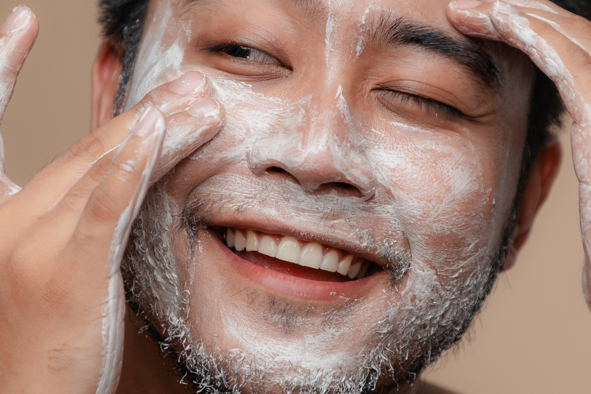 Routine visage homme : Les 5 étapes essentielles pour une peau parfaite